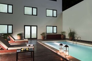 Piscina exterior sazonal 