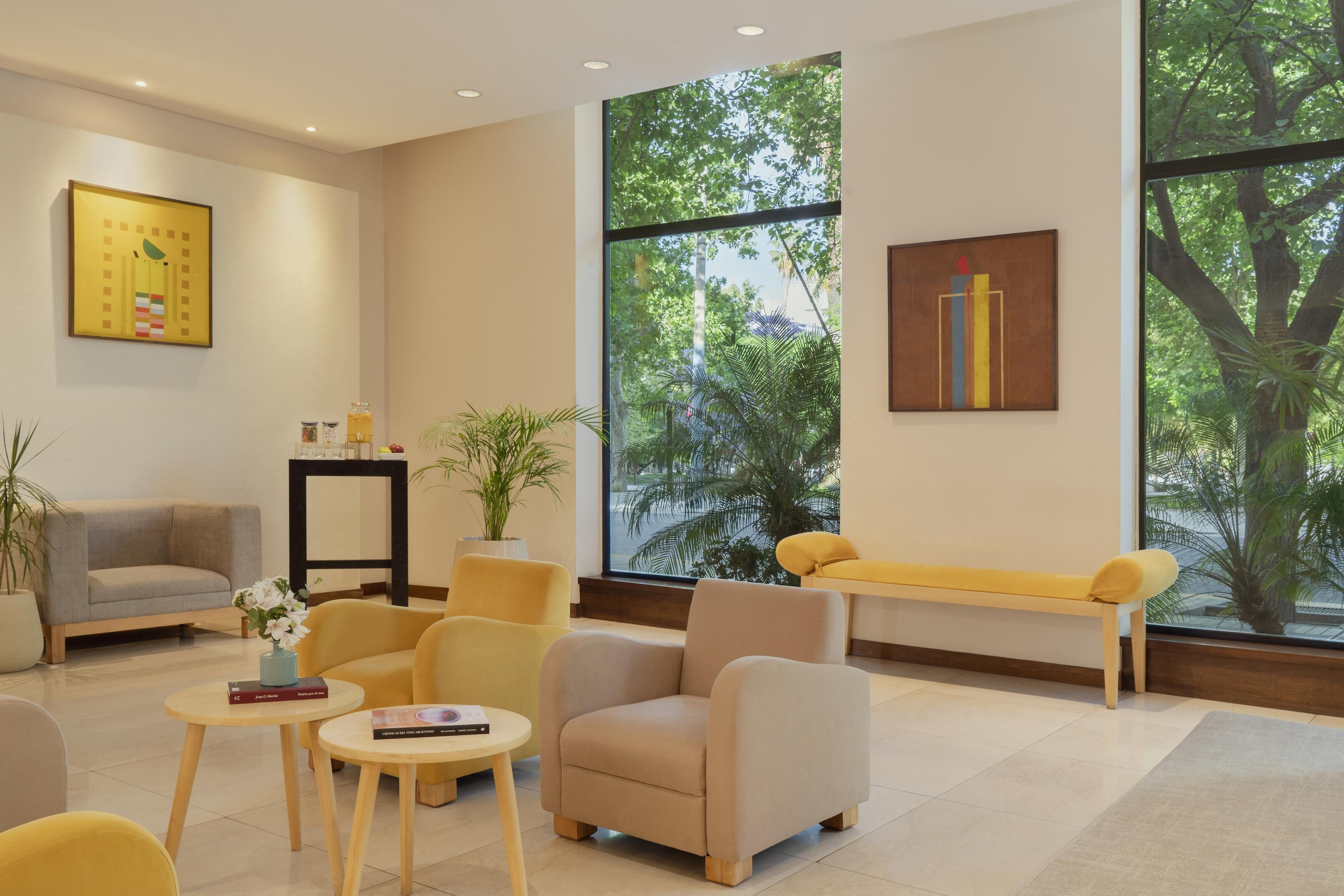 Um lobby de hotel moderno com uma janela ampla, assentos confortáveis e decoração minimalista.
