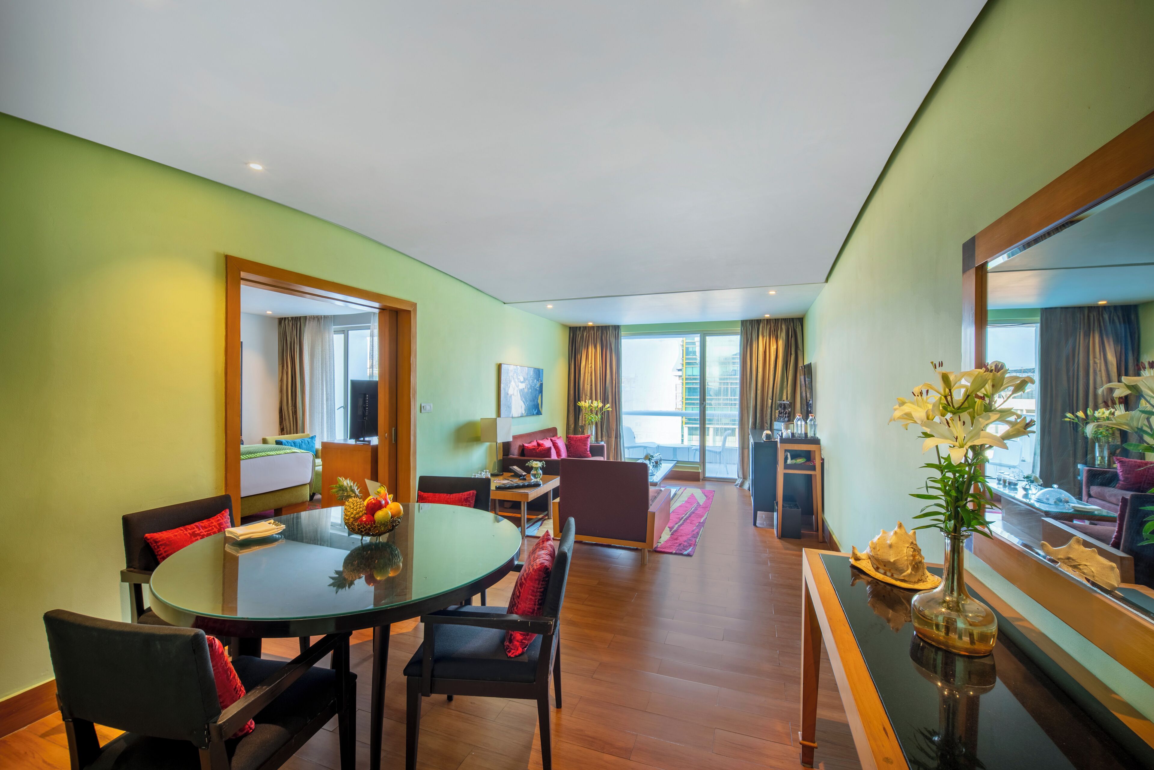 Suite Deluxe | Sala | Televisor LCD de 32 polegadas com canais via satélite, televisor 