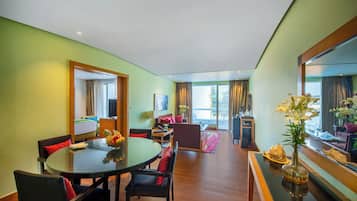 Suite Deluxe | Sala | Televisor LCD de 32 polegadas com canais via satélite, televisor