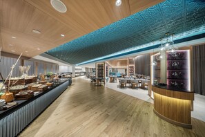 4 restaurantes, com serviço de almoço e jantar; culinária tailandesa