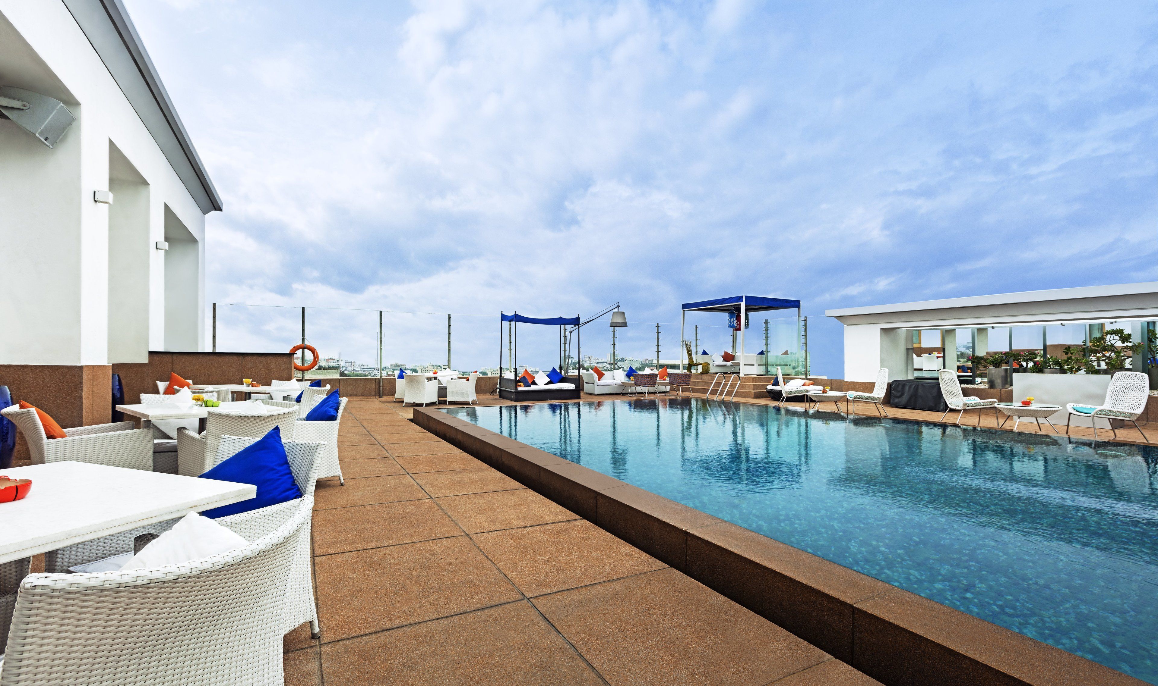 Piscina exterior, espreguiçadeiras 