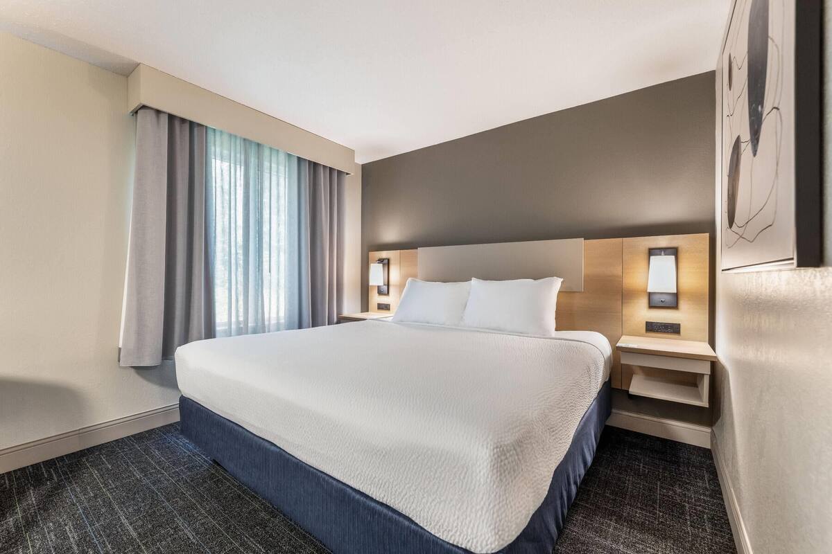 Suíte, 1 cama King, para não fumantes, banheira de imersão | Roupas de cama premium, espaço de trabalho para notebook