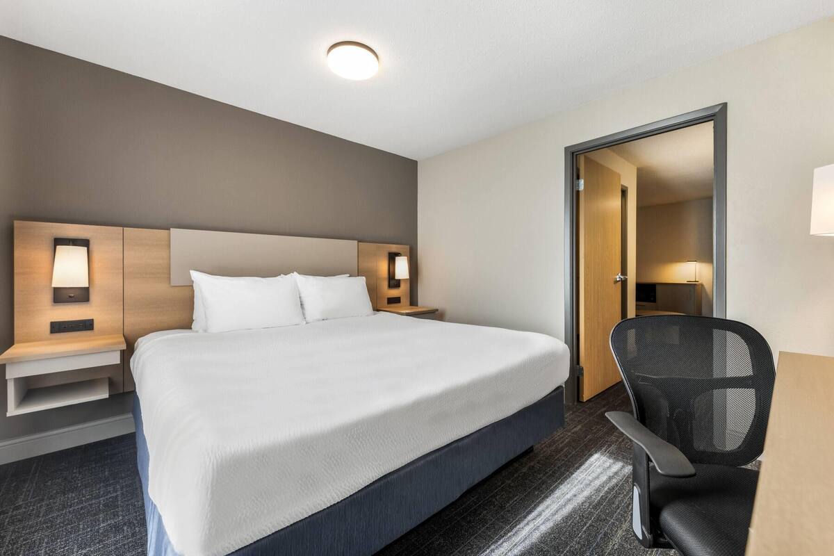 Suíte, 1 cama King, para não fumantes | Roupas de cama premium, espaço de trabalho para notebook