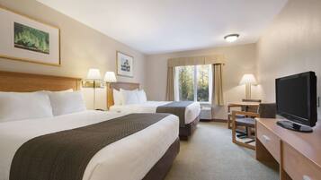 Quarto standard, 2 camas Queen, para não fumantes | Roupas de cama premium, espaço de trabalho para notebook