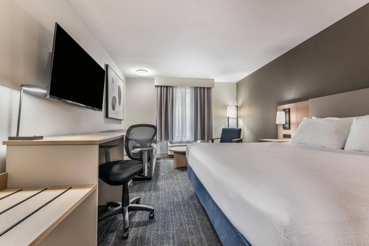 Quarto empresarial, 1 cama King, para não fumantes | Roupas de cama premium, espaço de trabalho para notebook