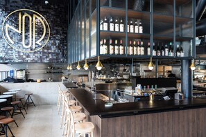 3 bares/lounges 