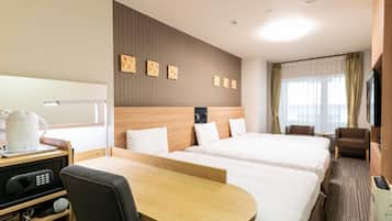 Secretária, cortinas/cortinados opacos, ferro/tábua de engomar