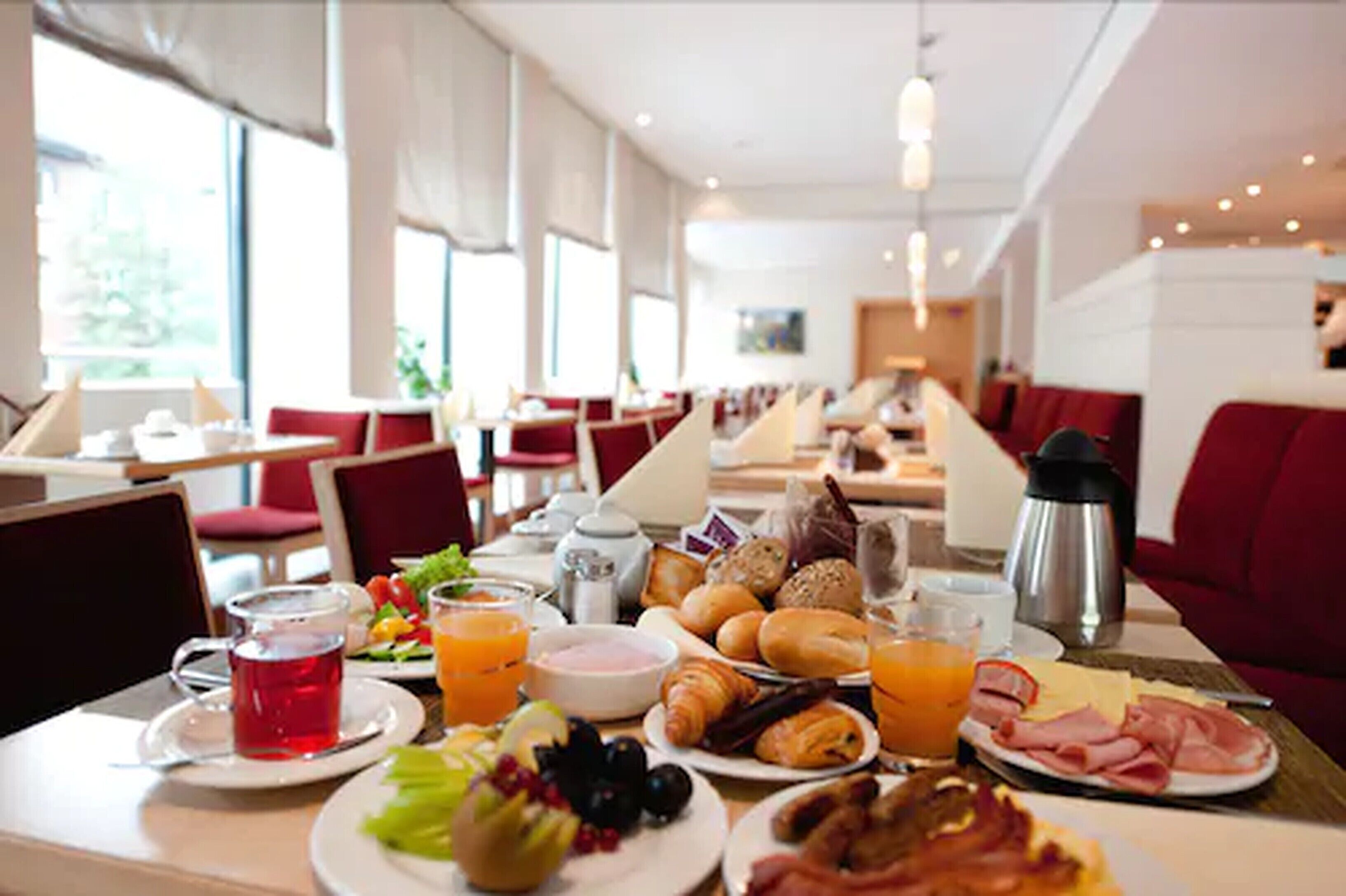 Café da manhã com buffet todos os dias (EUR 24 por pessoa) 