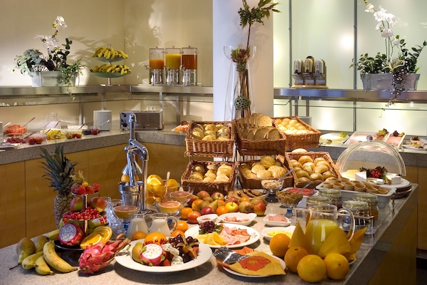 Pequeno-almoço tipo buffet mediante uma taxa nos dias úteis
