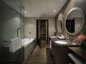 Quarto família | Cofres nos quartos, individualmente mobiliados, escrivaninha