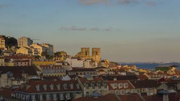 Paisagem costeira com edifícios históricos e uma torre de igreja imponente.
