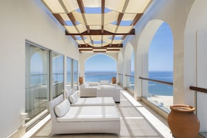 Minibar, cofre no quarto, secretária, cortinas/cortinados opacos