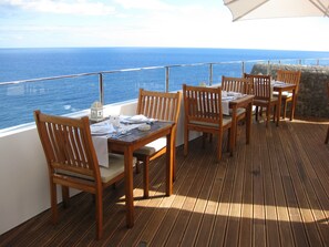 Pequenos-almoços servidos, cozinha regional, com vista para o oceano 