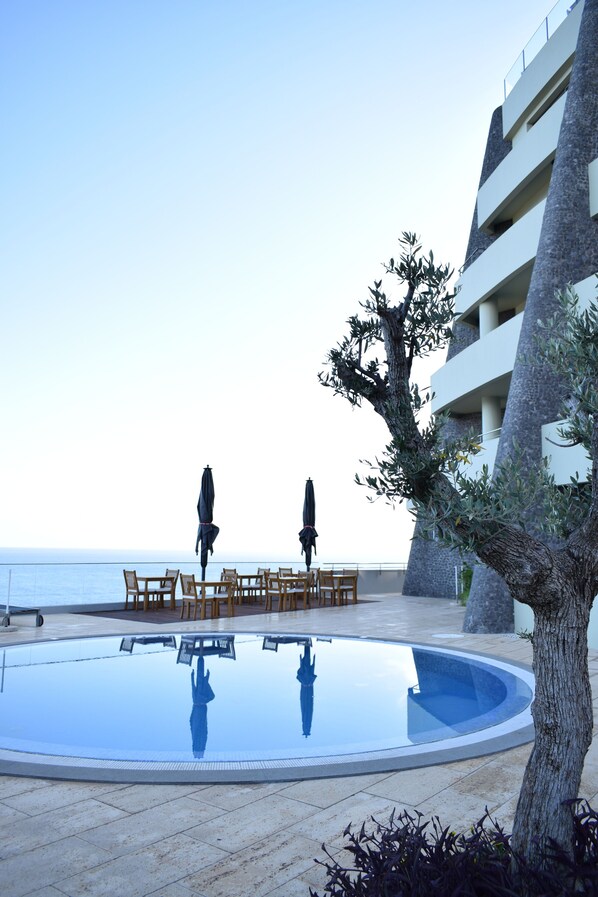 Piscina interior, piscina exterior, guarda-sóis, espreguiçadeiras 
