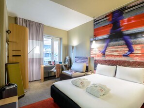 Quarto Premium, várias camas (1 double bed and 1 single bed) | Cofre no quarto, com mobília individualizada, secretária 