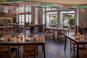 Pequeno-almoço continental diário (14 EUR por pessoa) 