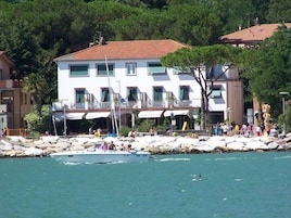 Piscina exterior sazonal, da(s) 09:00 à(s) 19:00, guarda-sóis