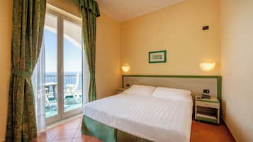 Quarto superior, 1 cama King, terraço, vista para o mar | Cofres nos quartos, escrivaninha, quartos à prova de som