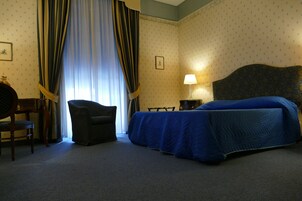 Quarto Duplo Deluxe, banheira de hidromassagem | Minibar, cofre com capacidade para portátil, secretária 