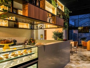 Pequenos-almoços, almoços, jantares servidos, cozinha internacional