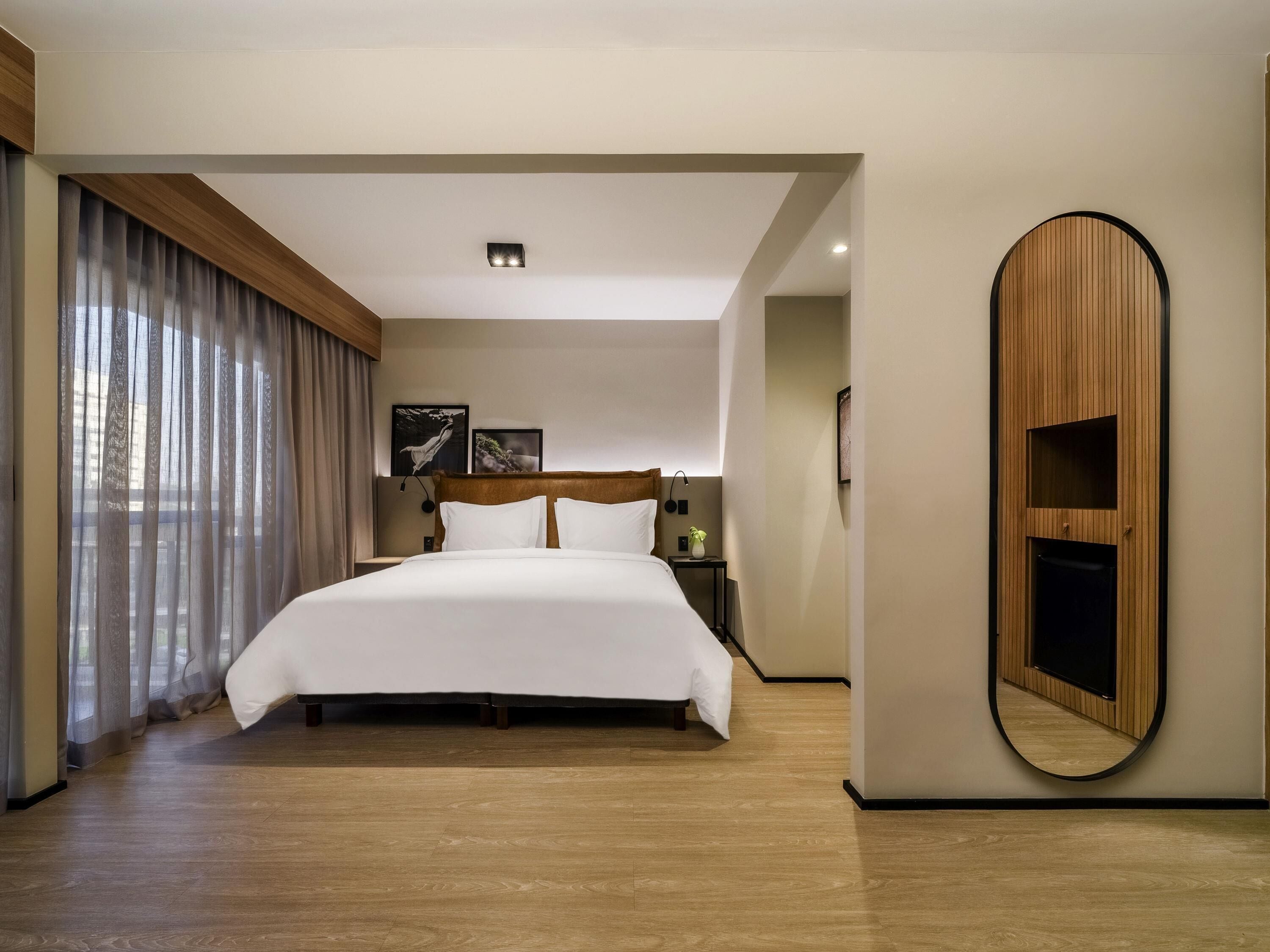 Quarto superior, 1 cama King, sacada | Frigobar, cofres nos quartos, escrivaninha, cortinas blackout