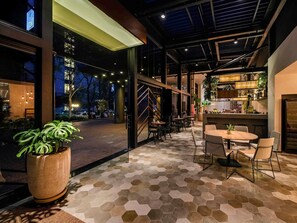 Pequenos-almoços, almoços, jantares servidos, cozinha internacional 