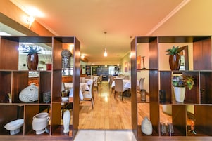 Café da manhã completo grátis todos os dias