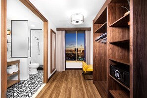 Cofres nos quartos, cortinas blackout, ferros/tábuas de passar roupa