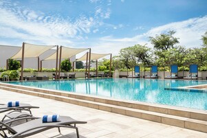 Piscina exterior, espreguiçadeiras 