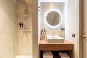 Cosy Room | Banheiro | Produtos de toalete de grife, secador de cabelo, toalhas de banho 