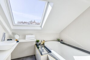 Quarto Executivo | Casa de banho | Artigos de higiene pessoal grátis, um secador de cabelo, roupões 