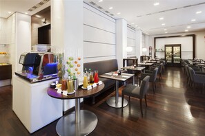 Pequeno-almoço tipo buffet diário (8 EUR por pessoa) 