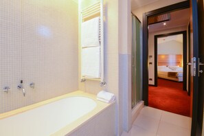 Suite Júnior | Casa de banho | Artigos de higiene pessoal grátis, um secador de cabelo, um bidé 