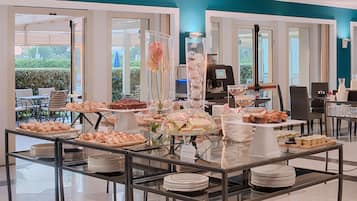 Pequeno-almoço tipo buffet diário mediante uma taxa