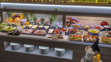 Buffet com diversos alimentos e uma placa com a inscrição 'ESMORZAR'.