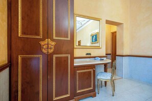 Quarto Quádruplo | Roupa hipoalergénica, minibar, cofre no quarto, secretária 