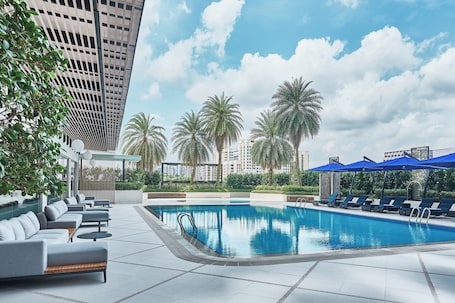 Piscina exterior, da(s) 7:00 à(s) 22:00, toldos gratuitos . Novotel Singapore on Kitchener