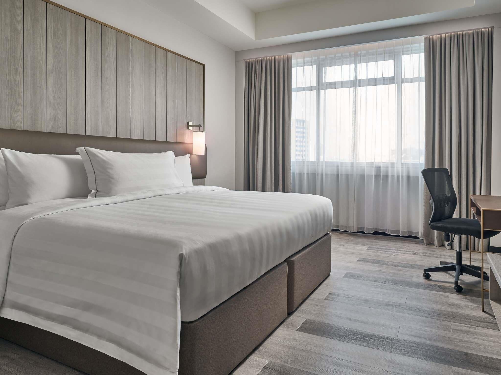 Quarto Superior, 1 cama king-size | Minibar, cofre no quarto, com mobília individualizada, secretária 