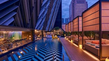 Cofre no quarto, secretária, cortinas/cortinados opacos