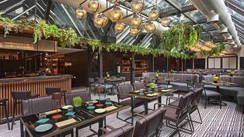 Pequenos-almoços, almoços, jantares servidos, cozinha asiática