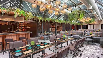 Pequeno-almoço tipo buffet diário (38.37 SGD por pessoa)