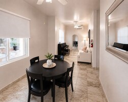 Quarto família, 2 quartos, para não fumantes, cozinha americana | Área de estar | Smart TV 59 polegadas com canais digitais, Netflix, Hulu