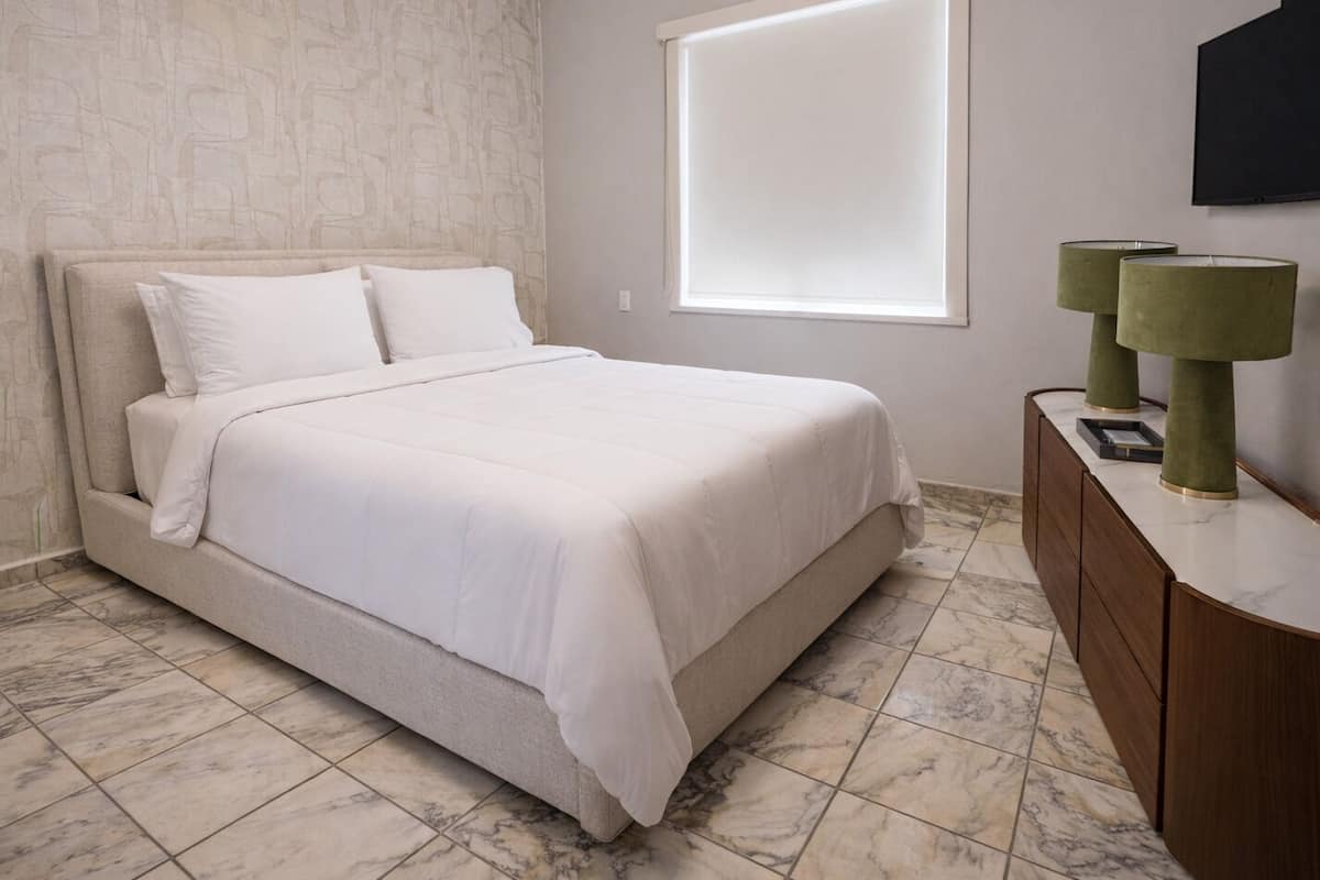 Quarto Premium, 1 cama queen-size | Edredões de penas, com decoração personalizada