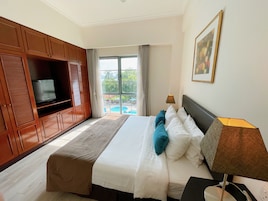 Apartamento, 2 quartos (1 King bed, 1 Single bed) | 1 quarto, cofre no quarto, secretária