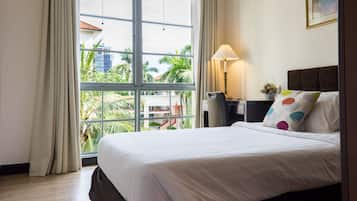 Villa, 3 quartos, vista para o lago (1 King Bed, 2 Twin Bed, 1 Single Bed) | 1 quarto, cofre no quarto, secretária