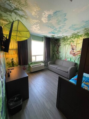 Quarto, 1 quarto, não fumadores (Efficiency, Jungle theme) | Secretária, ferro/tábua de engomar, berços/camas para crianças grátis 