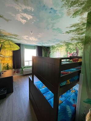 Quarto, 1 quarto, não fumadores (Efficiency, Jungle theme) | Secretária, ferro/tábua de engomar, berços/camas para crianças grátis 