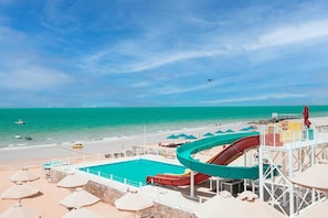 Piscina exterior, guarda-sóis, espreguiçadeiras 