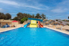 Piscina exterior, guarda-sóis, espreguiçadeiras 